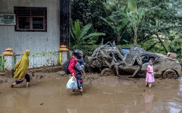 Indonésia. Inundações e deslizamentos em Samatra deixam 16 mortos ...