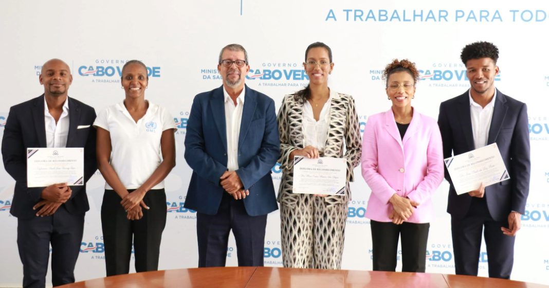 Ministro da Saúde homenageia equipa que respondeu à emergência ...