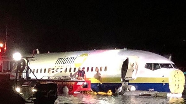Tragédia evitada na Flórida. Avião com 143 passageiros foi parar ao rio ...