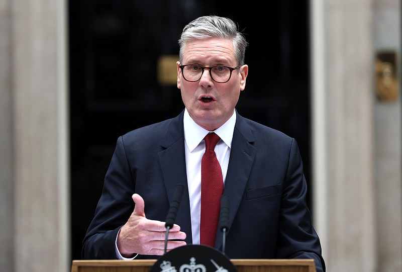 Novo Governo Britânico revoga política de deportação para Ruanda | OPAÍS.cv